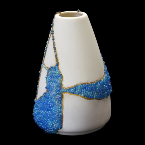 Jarrón Kintsugi en blanco con burbujas de vidrio azules de Myriam Gref ...