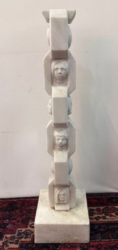 Totem in marmo bianco su piedistallo con firma in vendita su Pamono