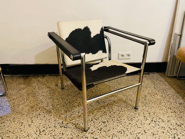 Chaise LC1 par Le Corbusier, Pierre Jeanneret & Charlotte Perriand pour Cassina en vente sur Pamono