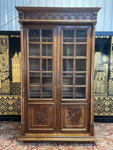 Renaissance Style Walnut Showcase for sale at Pamono