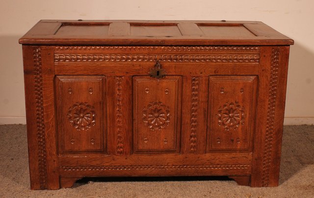 Antique Renaissance Chest in Oak for sale at Pamono