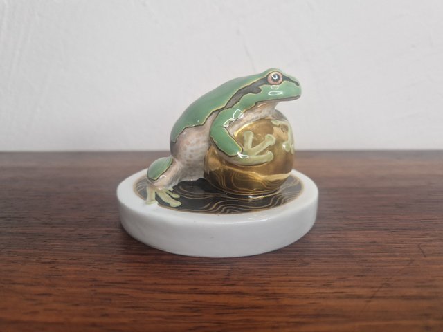 Sitzender Frosch aus Porzellan auf einer goldenen Kugel von Rudolf ...