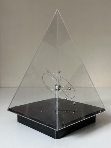 Vintage Pyramid Clock, 1980s for sale at Pamono