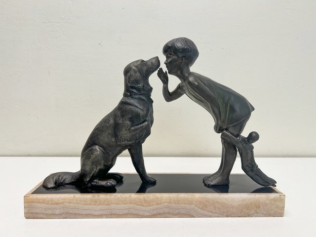 Französische Skulptur eines Mädchens mit Hund im Art Deco Stil aus ...