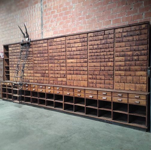 Mueble de botica industrial, años 20 en venta en Pamono