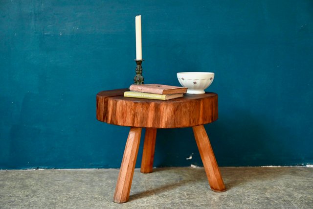 Taburete trípode primitivo brutalista de madera gruesa en venta en Pamono