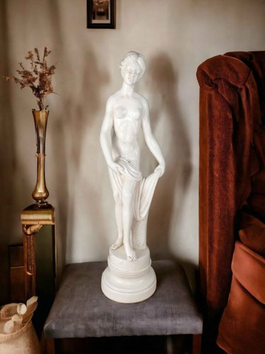 Statue of Venus Bathing for sale at Pamono