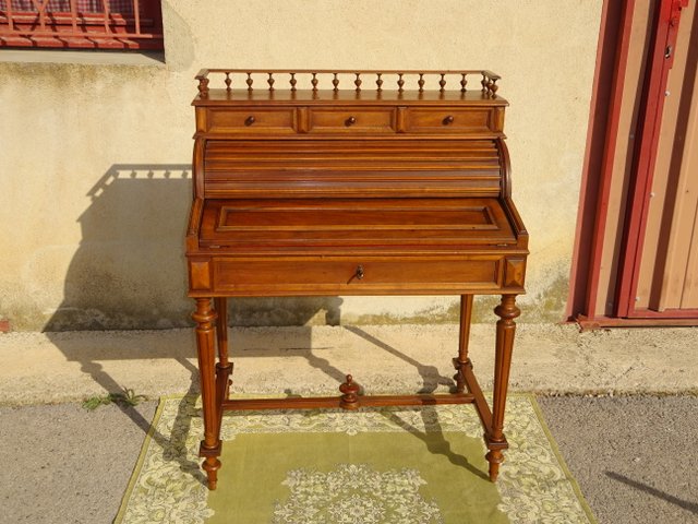 Small Vintage Desk in Walnut, 1950s for sale at Pamono