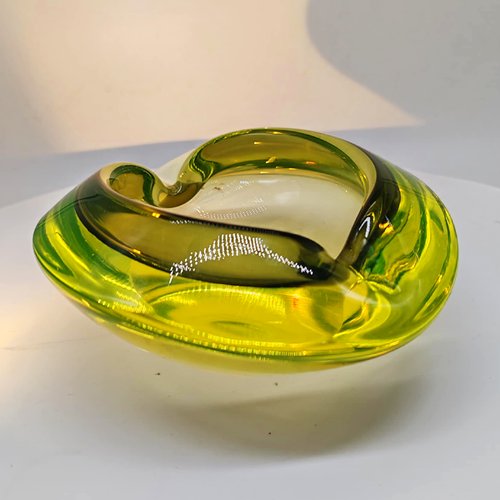 1960s Large Ashtray in Uranium Murano Glass. Made in Italy. for sale at ...