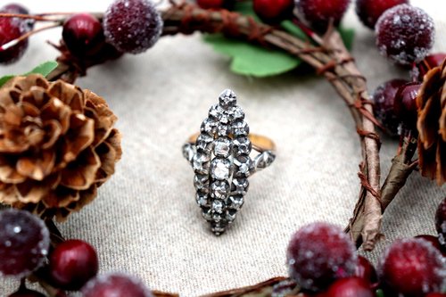 Elliptical 18 Karat Gold Ring with Crown-Cut Diamonds for sale at Pamono