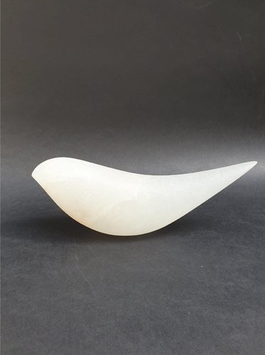 David Natidze, White Little Bird 1, 2025, Alabaster mit Kalksteinsockel ...