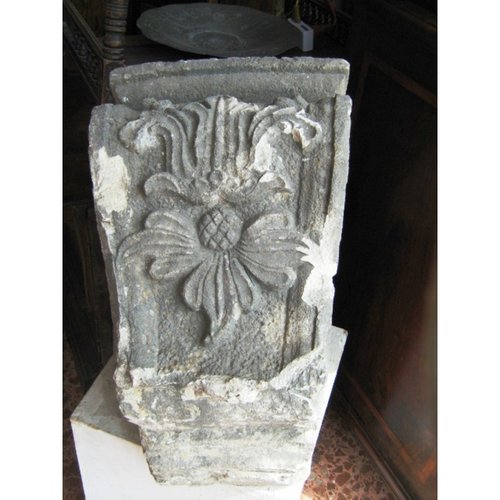 18th Century Central Stone Key of an Arch for sale at Pamono