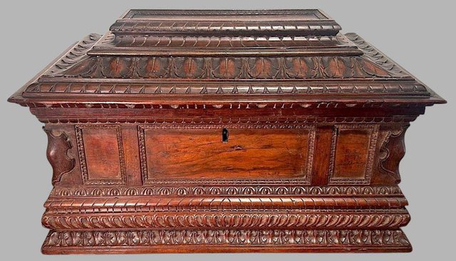 Finely Carved Walnut Center Chest, Tuscany, 16th Century for sale at Pamono