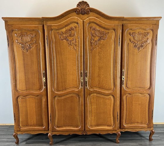 Armario francés estilo Luis XVI de roble en venta en Pamono