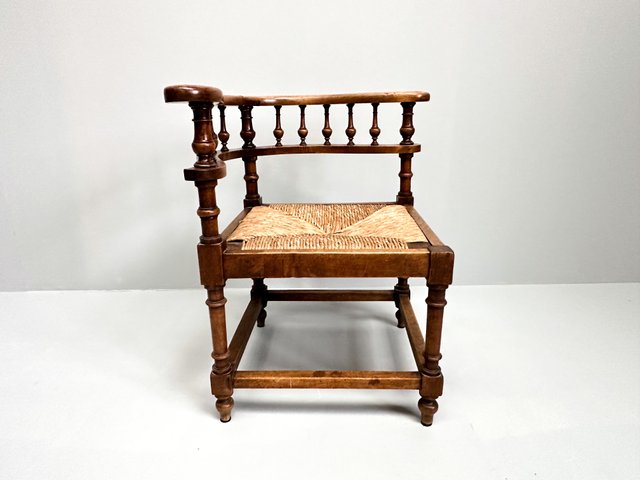 Antique Walnut Corner Chair with Spindle Back and Straw Seat, 1890s for ...