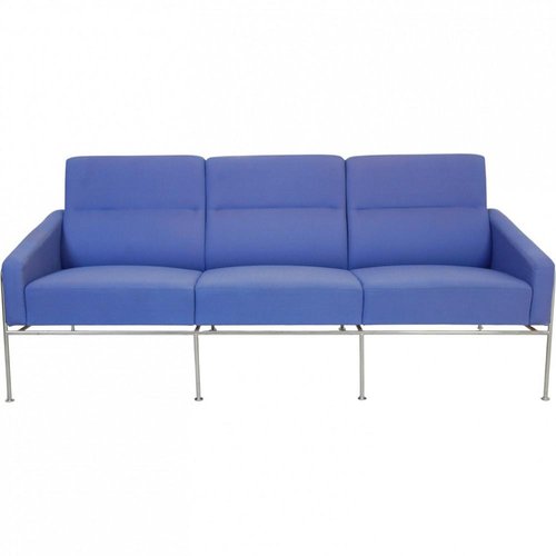 Divano a tre posti modello 3303 in tessuto blu di Arne Jacobsen, 1997 ...