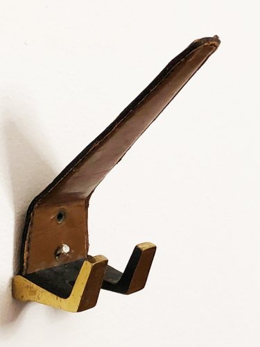 Colgador de pared de latón y cuero, años 50 en venta en Pamono