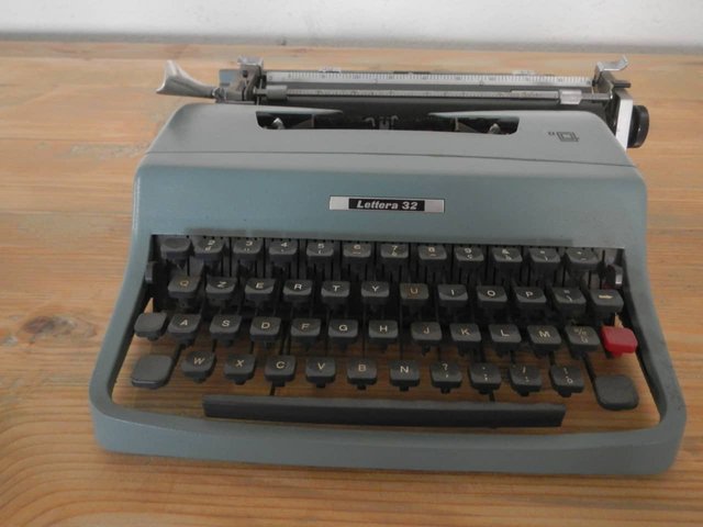 Vintage Italian Typewriter from Olivetti, 1960s for sale at Pamono