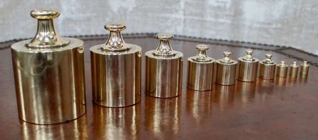 Antike Italienische Messing Gewichte, 10er Set bei Pamono kaufen