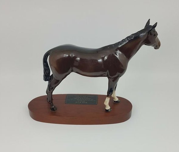 Beswick Connoisseur Red Rum on Wooden Base bei Pamono kaufen