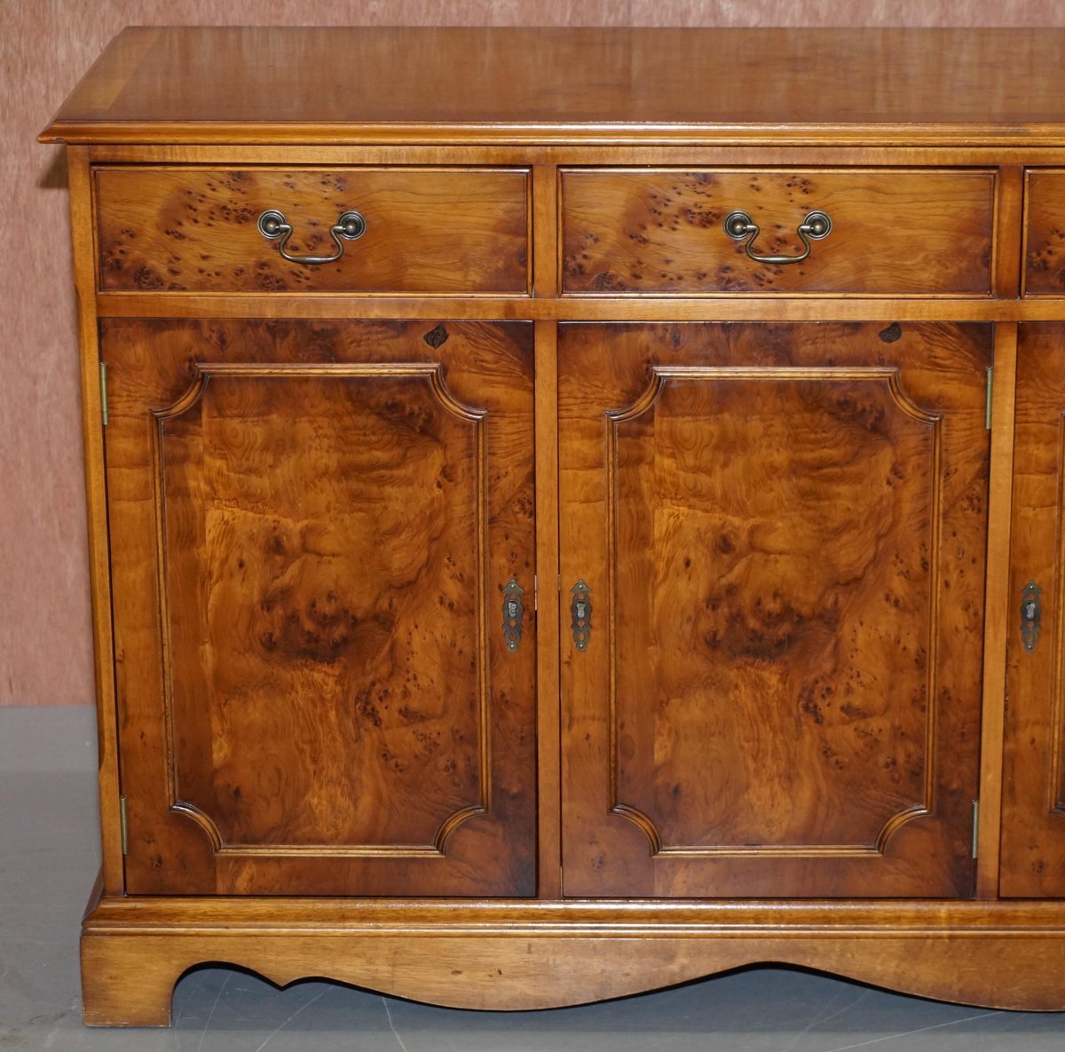 Burr & Yew Wood Sideboard with 3 Drawers, England for sale at Pamono