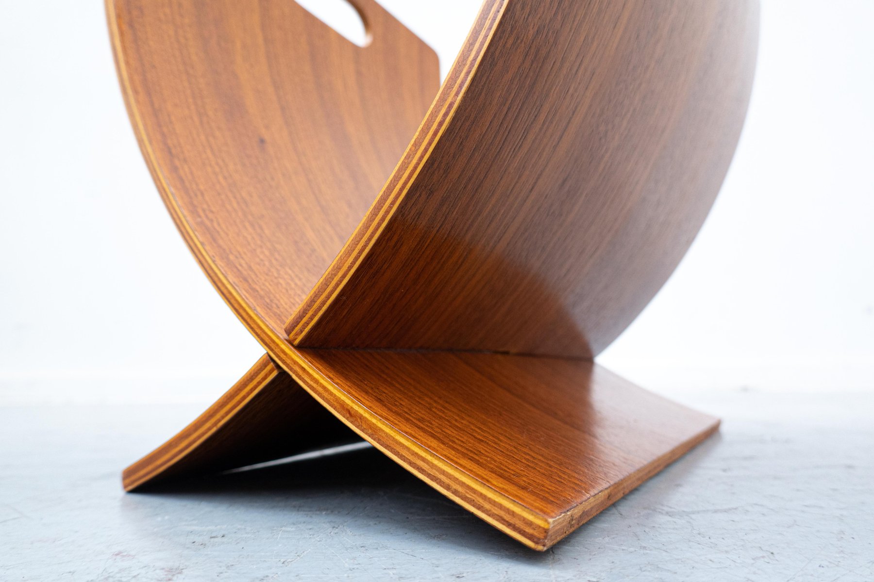Mid-Century Modern Italian Wooden Magazine Rack for sale at Pamono