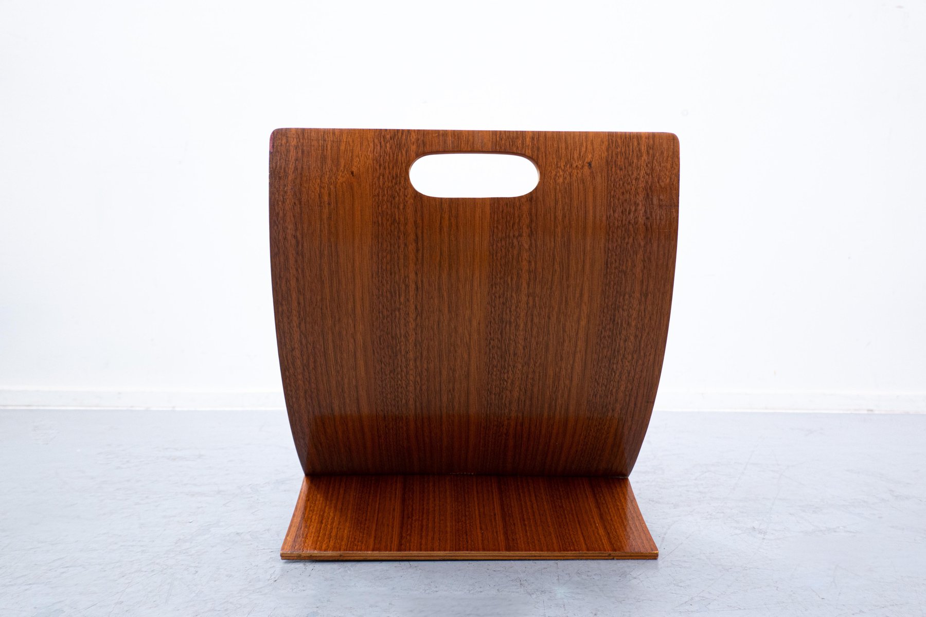 Mid-Century Modern Italian Wooden Magazine Rack for sale at Pamono