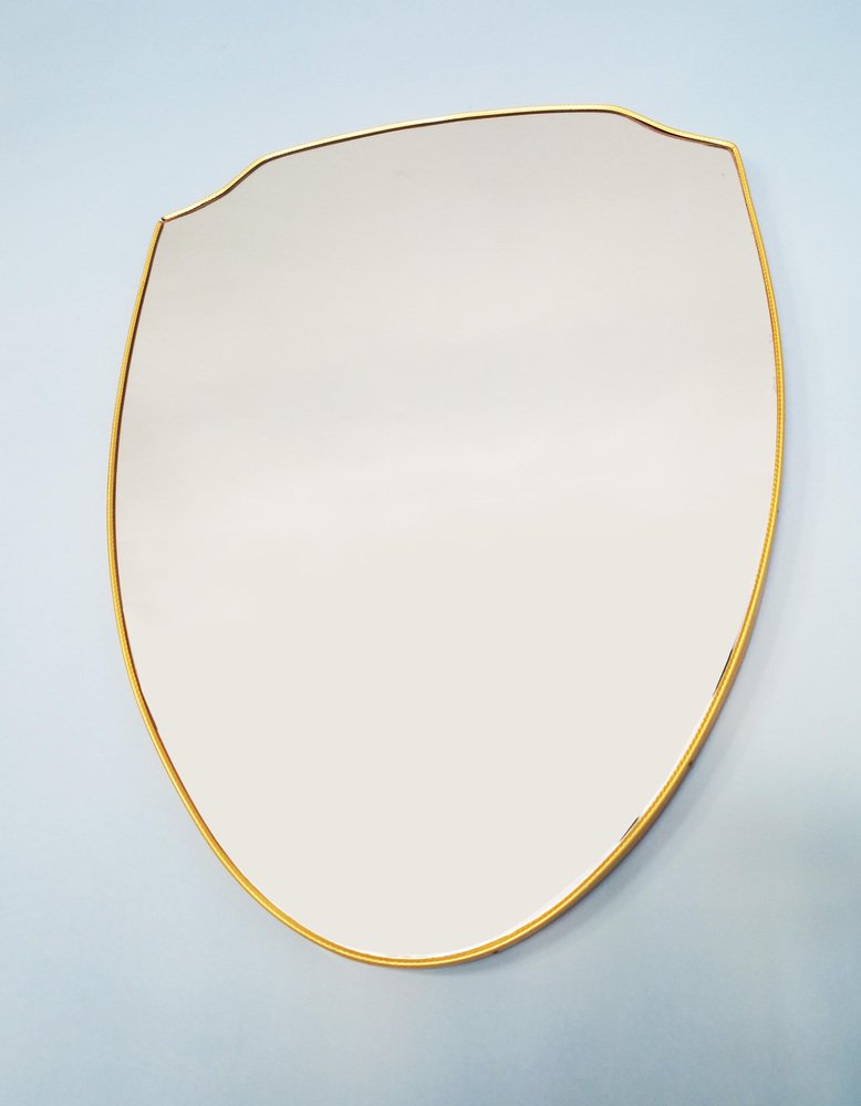 Specchio a forma di scudo in PVC curvo con effetto ottone, anni '50 in ...
