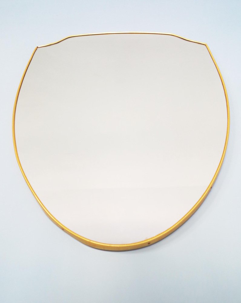 Specchio a forma di scudo in PVC curvo con effetto ottone, anni '50 in ...