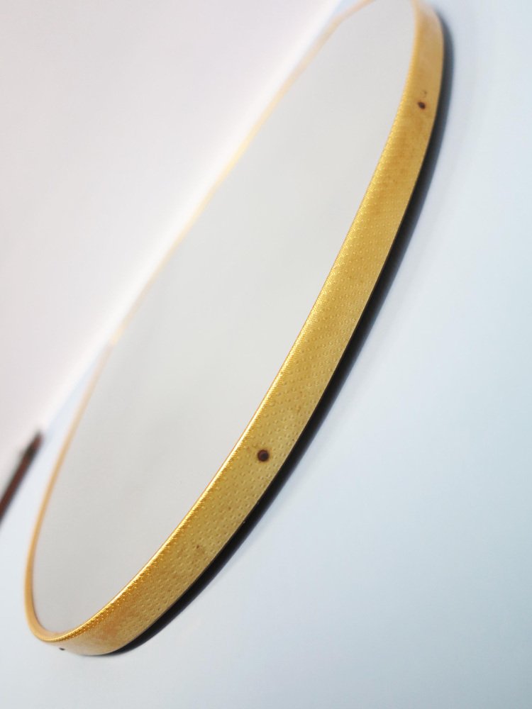 Specchio a forma di scudo in PVC curvo con effetto ottone, anni '50 in ...