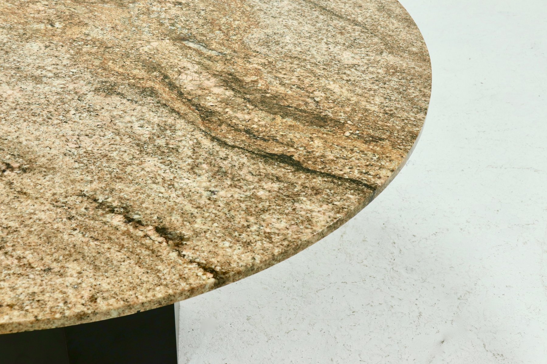 Mesa de comedor grande redonda de granito, años 70 en venta en Pamono