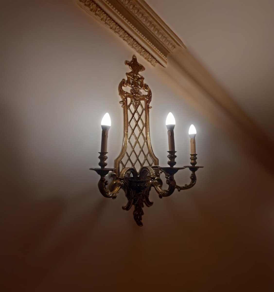 Große Wandleuchten aus vergoldeter Bronze im Louis XV-Stil mit 3 ...