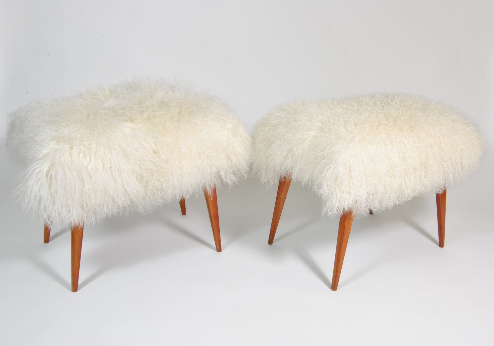 Poufs aus weißem mongolischem Leder, Italien, 1950er, 2er Set bei ...