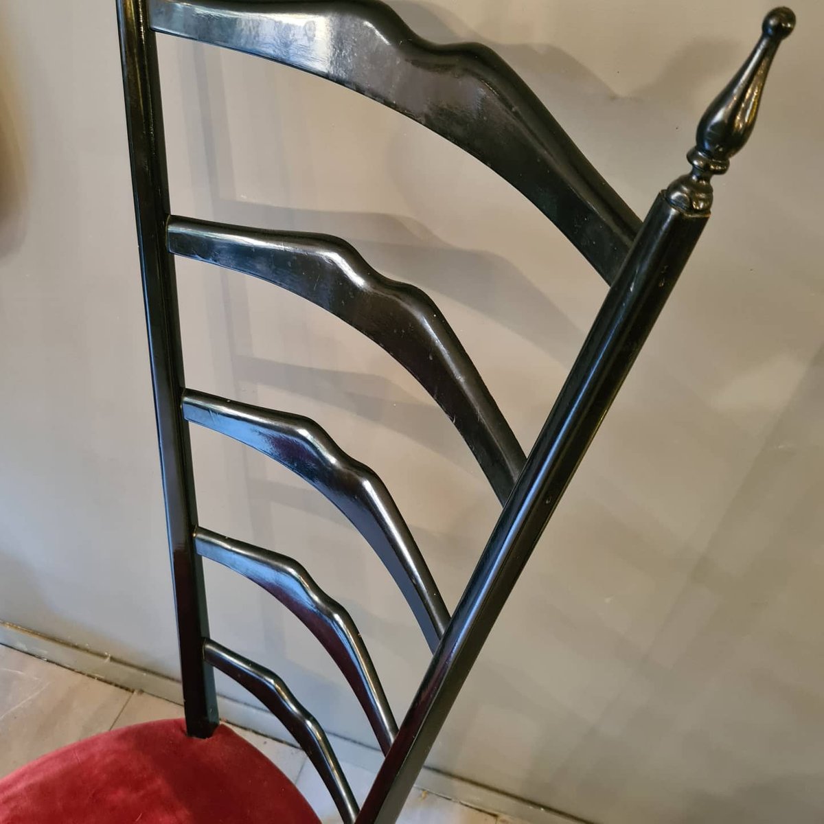 Große Italienische Schwarz Lackierte Stühle mit Messingfüßen, 2er Set ...