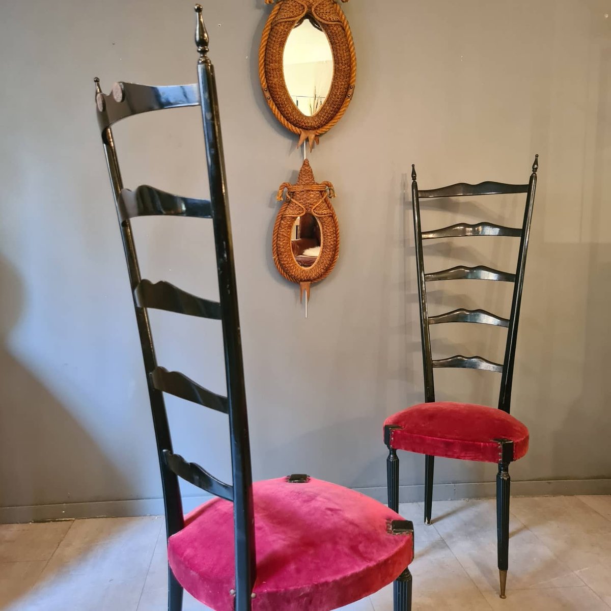 Große Italienische Schwarz Lackierte Stühle mit Messingfüßen, 2er Set ...