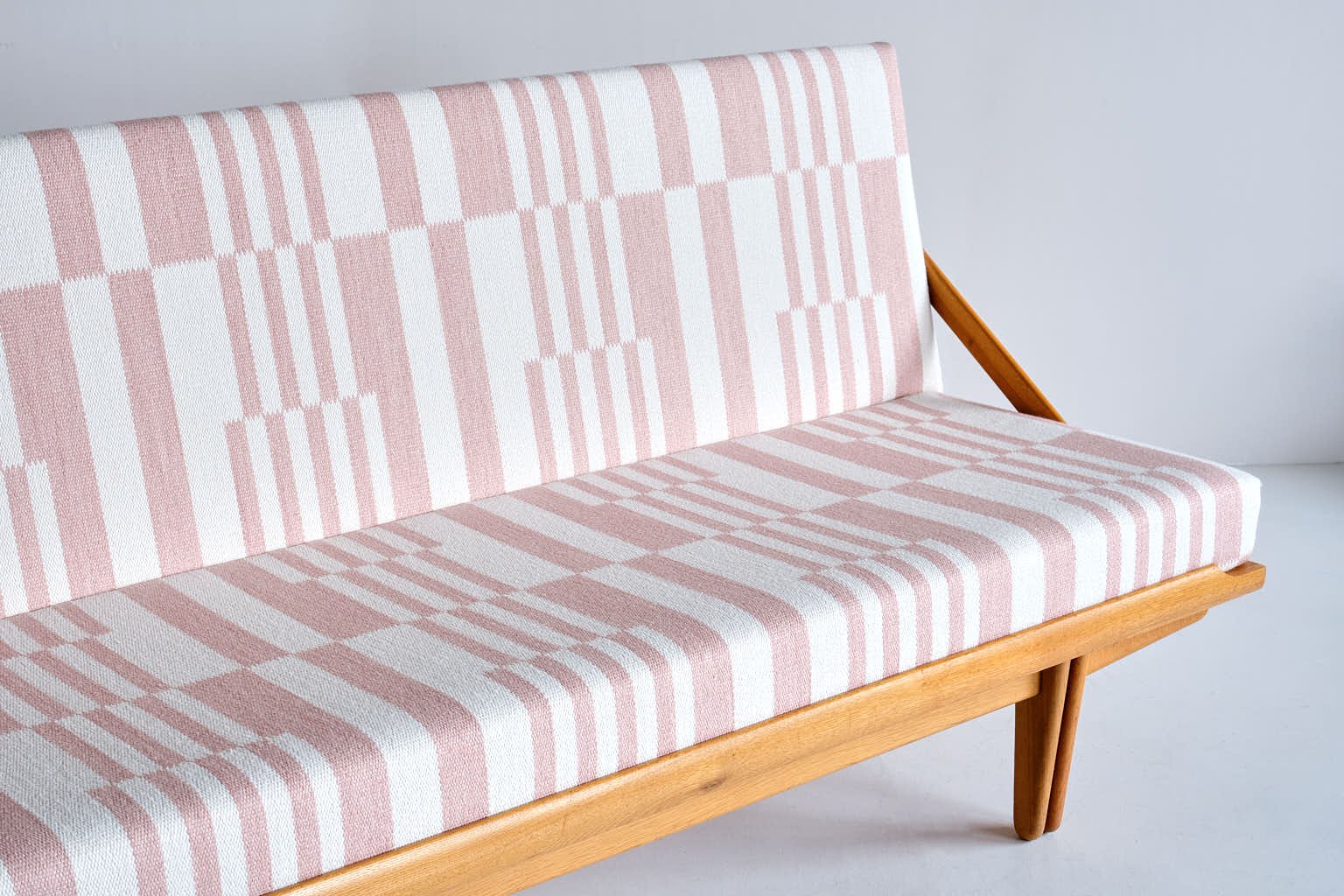 Schwedisches Eichenholz und Pierre Frey Sofa / Schlafsofa von Poul M ...