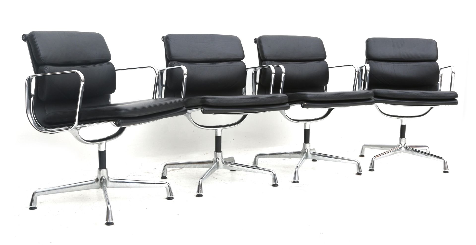 Poltrone o poltrona da ufficio Soft Pad Alu in pelle nera di Charles ...