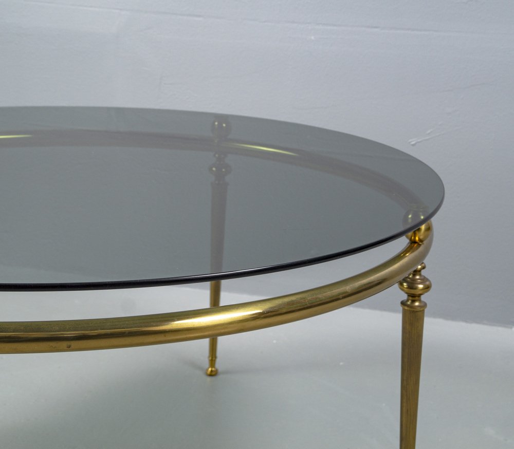 Mesa de centro clasicista de latón con patas estriadas cóncavas y ...