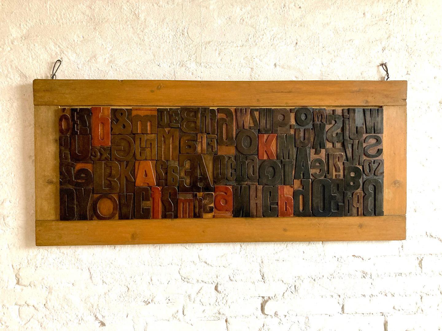 Panel con letras tipográficas en venta en Pamono