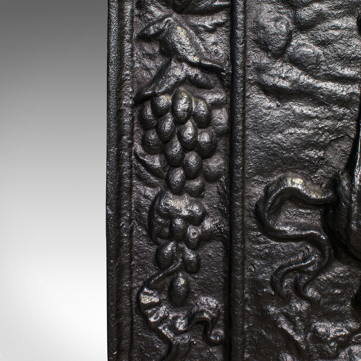 Antique English Cast Iron Decorative Fire Back for sale at Pamono