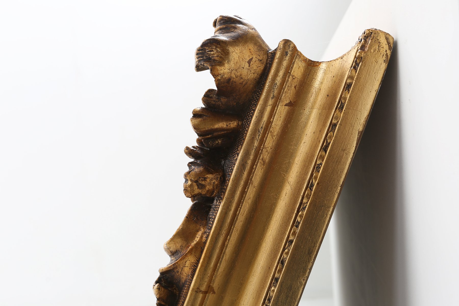Antiker Spiegel mit Goldrahmen, 1850 bei Pamono kaufen Antiker Spiegel mit Goldrahmen, 1850 bei Pamono kaufen