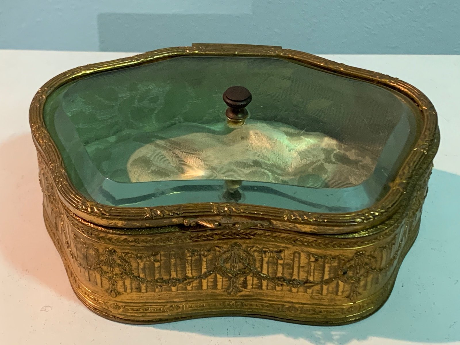 Goldene Bronze Box mit Glasdeckel bei Pamono kaufen