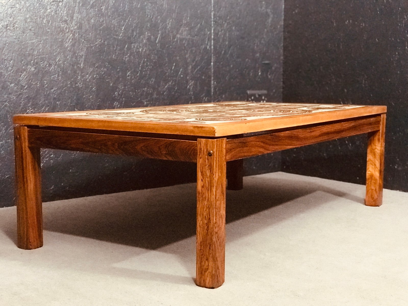 Dänischer Mid-Century Palisander Couchtisch mit gefliester Tischplatte ...