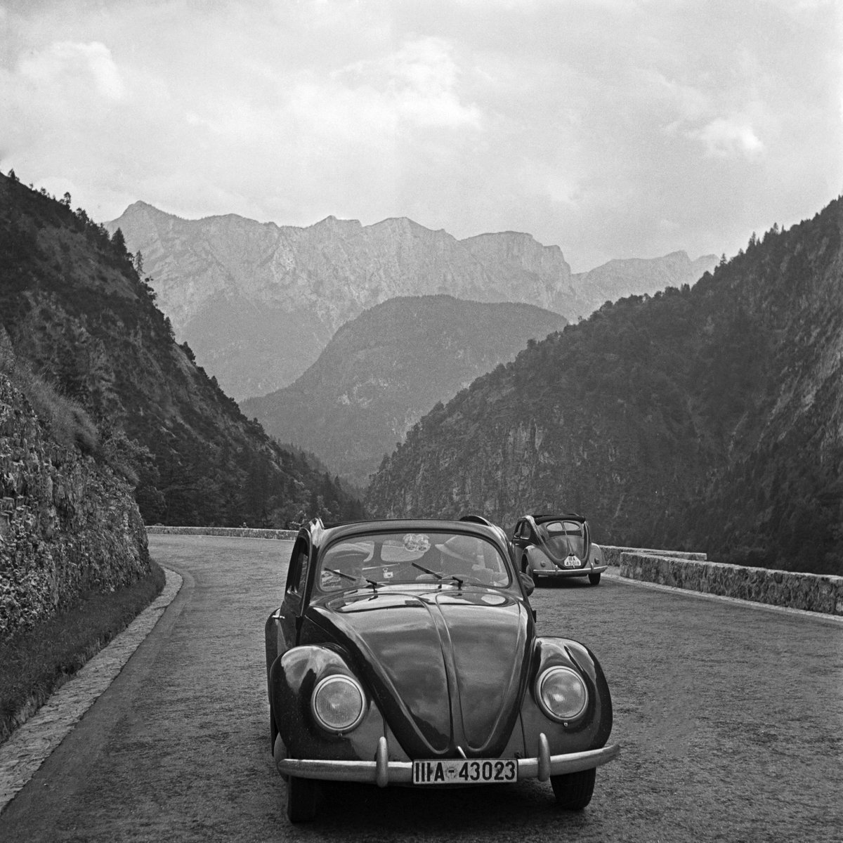 Reisen mit dem Volkswagen Käfer durch die Berge, Deutschland, 1939 ...