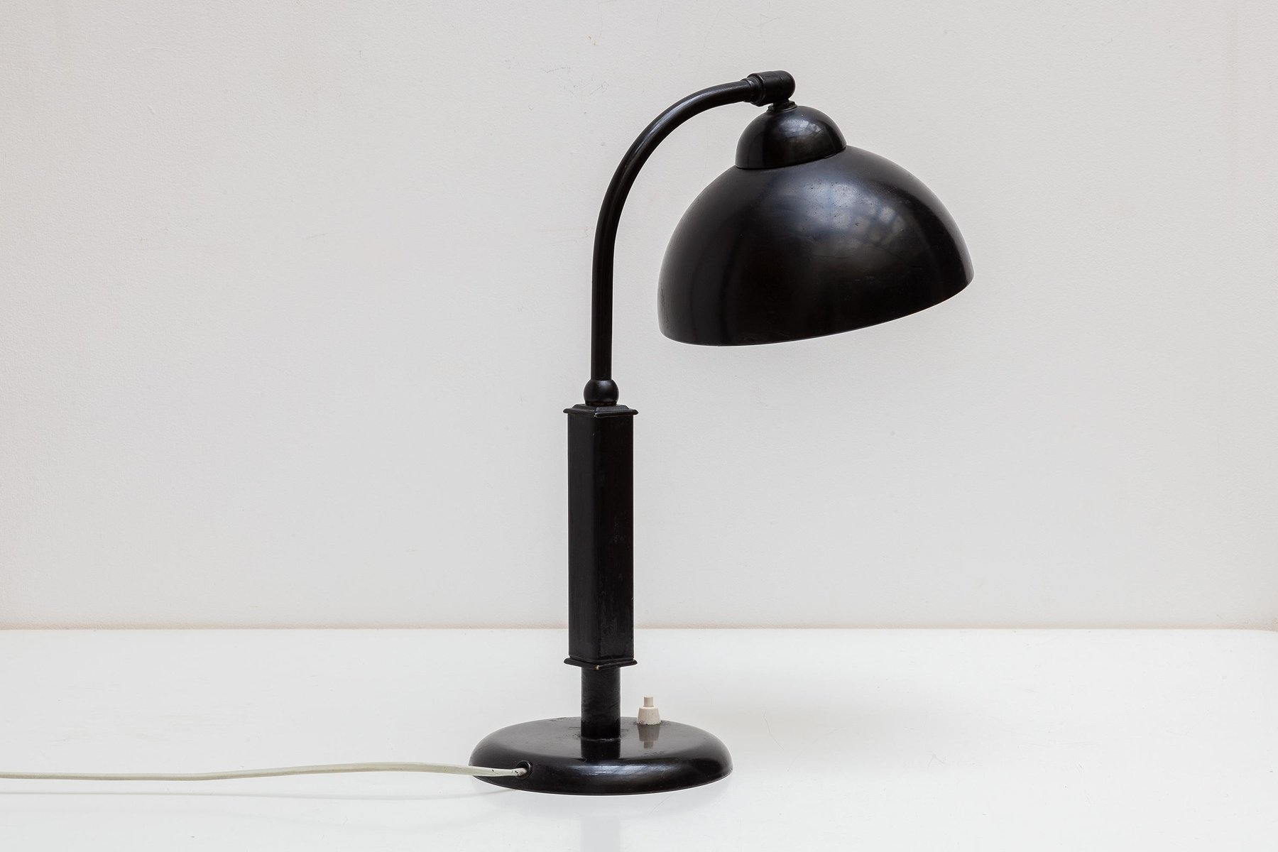 Schwarze Bauhaus Schreibtischlampe von Christian Dell für Kaiser, 1933 bei Pamono kaufen