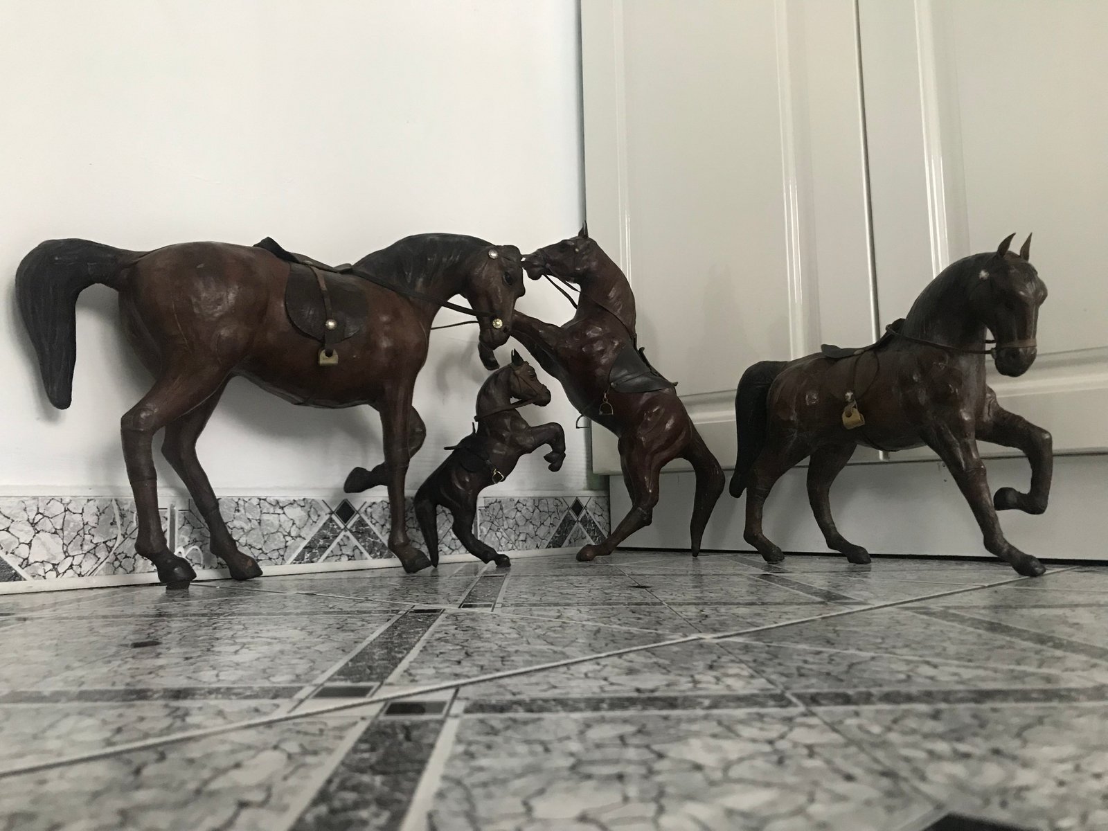 Leder Pferd Figuren, 1950er, 4er Set bei Pamono kaufen