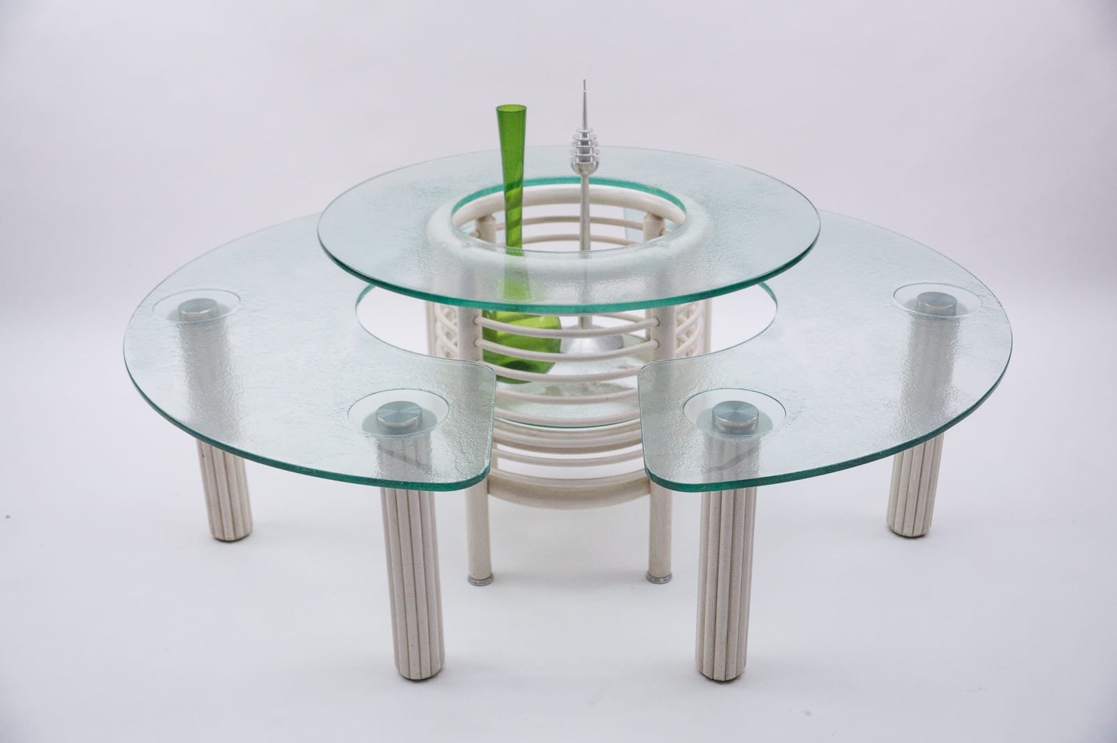Runder moderner italienischer Glastisch mit Flaschenregal, 1980er, 3er ...
