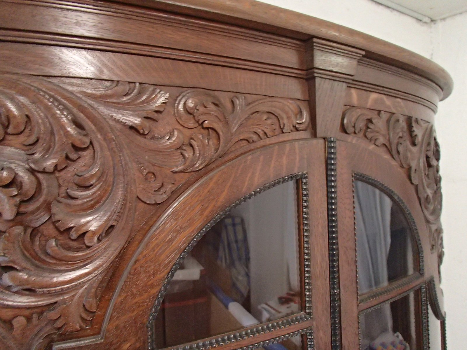 Rounded Display Case for sale at Pamono