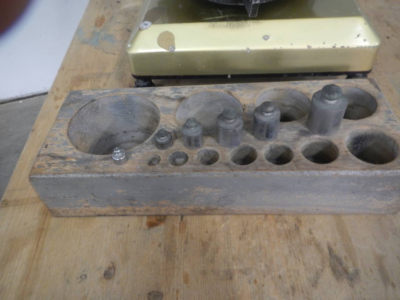 Fulgor Scale in Gold for sale at Pamono