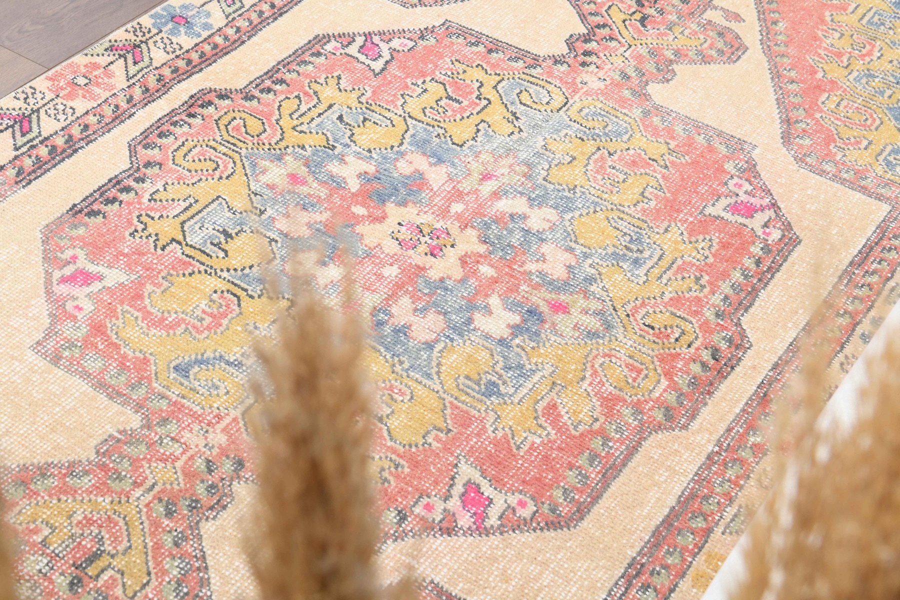 Antique Middle Eastern Rug for sale at Pamono